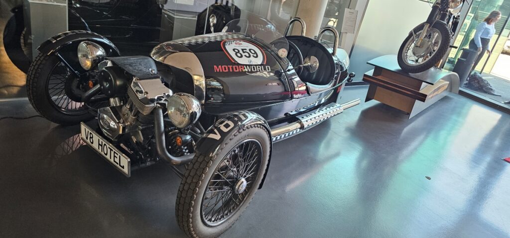 Hôtel V8 à Stuttgart : l'hôtel des amoureux des voitures