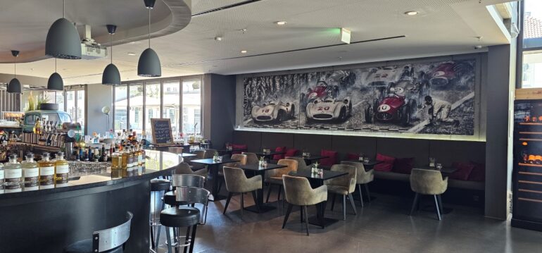 Hôtel V8 à Stuttgart : l'hôtel des amoureux des voitures