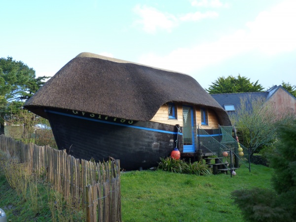 Dormir dans une coque de bateau : une expérience insolite ⋆ Voyage Insolite